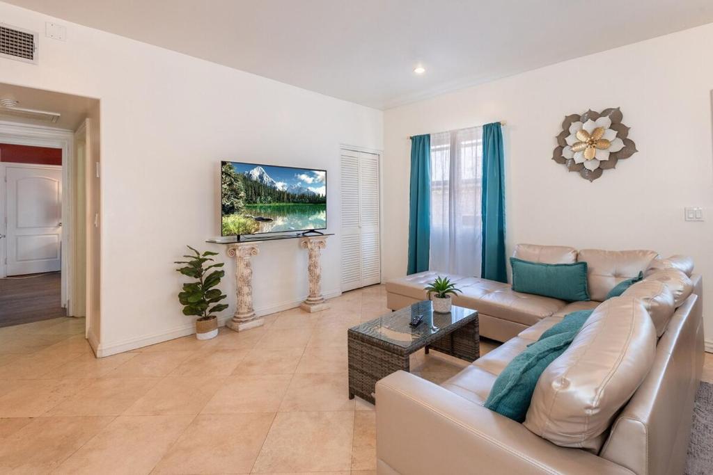 Spacious 2BR Apartment with Full Kitchen & Dining In Beverly Hills, Los ...