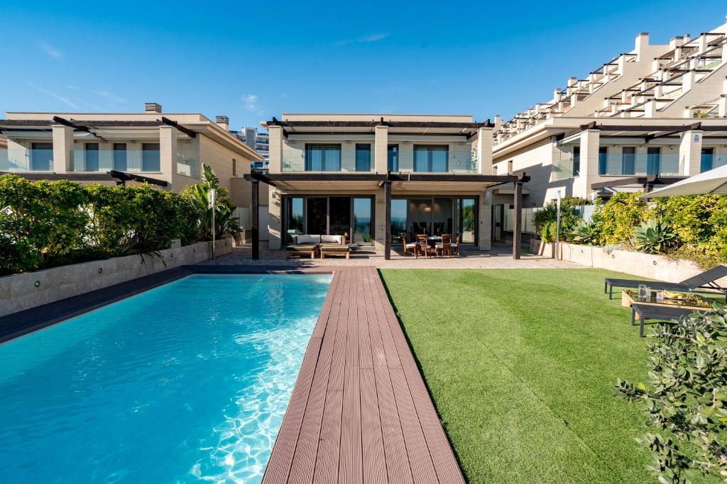 Mediterranean Beach, Arenales del Sol (updated prices 2025)