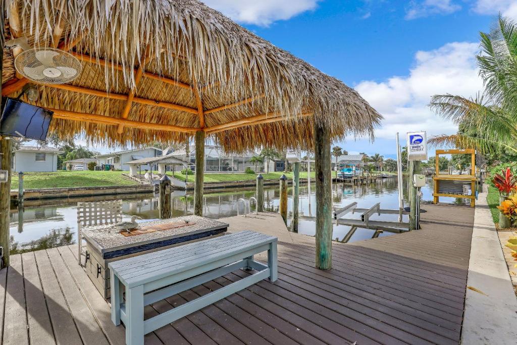 Quick Gulf Access! Remodeled electric-heated pool home with boat lift ...
