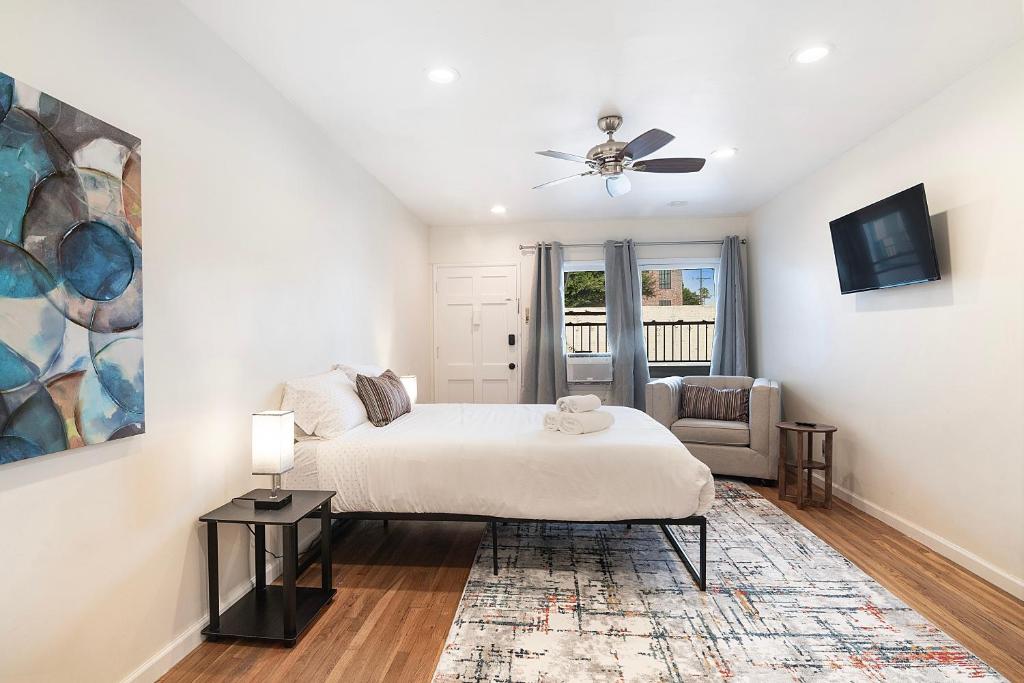 Charming 2nd-Floor Studio Near Beverly Hills and Top LA Attractions ...