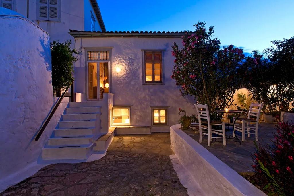Lisa's traditional house, Hydra (updated prices 2026)