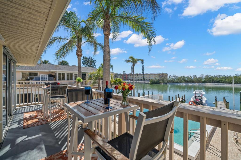 Bayside Escape-Condo w Dock Pool and Near Beach, Sarasota (updated prices 2025)