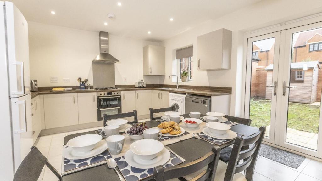 Field View House, Brackley (updated prices 2026)