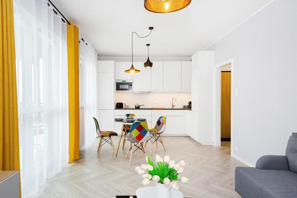 Large Apartment in Rondo Wiatraczna by Noclegi Renters, Varsovia ...