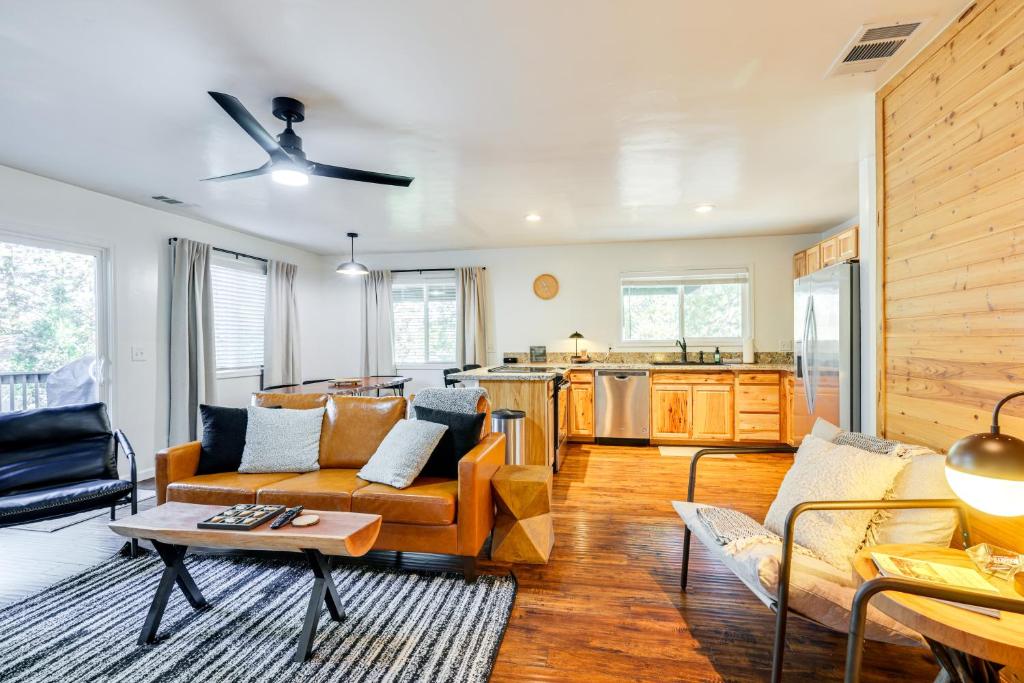 Access to Pine Mountain Lake Family Cabin with Deck, Groveland (updated ...