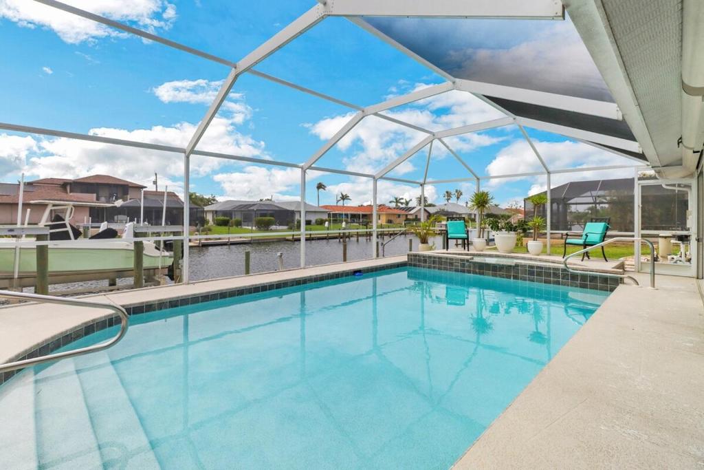 Cape Escape-Canalfront, Dock, Gulf Access, Pool, Spa, Lanai,, Cape ...