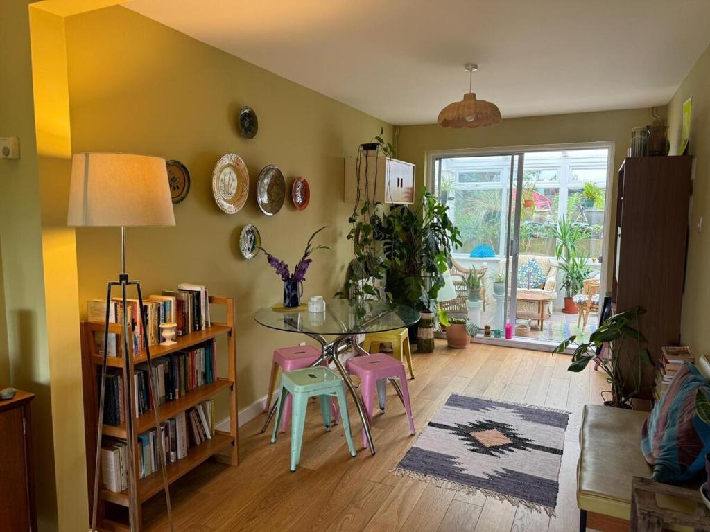 Chesham Mid Century House, Buckinghamshire (updated prices 2026)