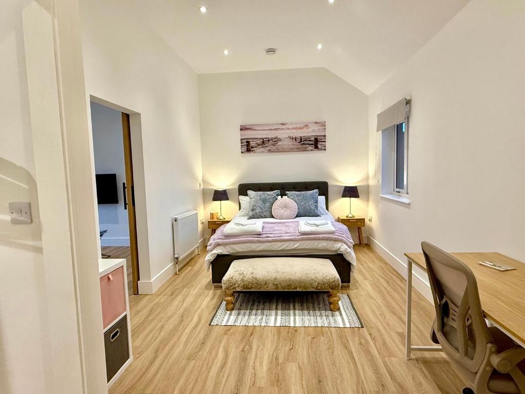 Bespoke 1 Bedroom Barn by Stansted Airport & Holiday Parking, London ...
