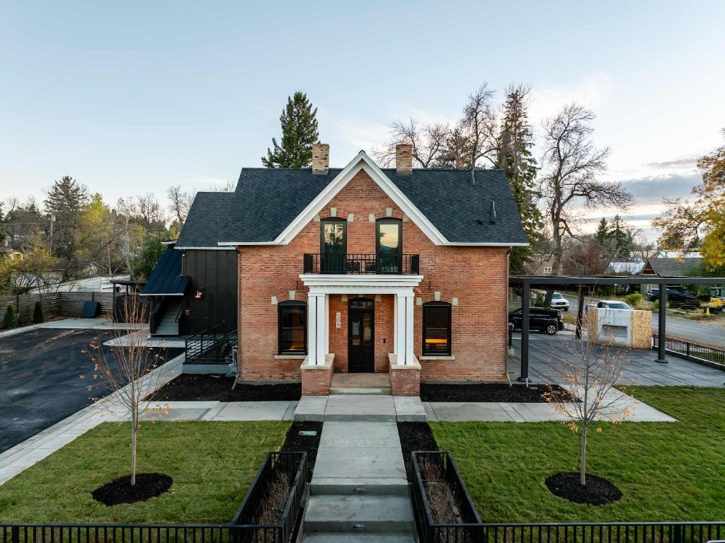 Experience the Romance of The Historic Rouse House, Bozeman (updated ...