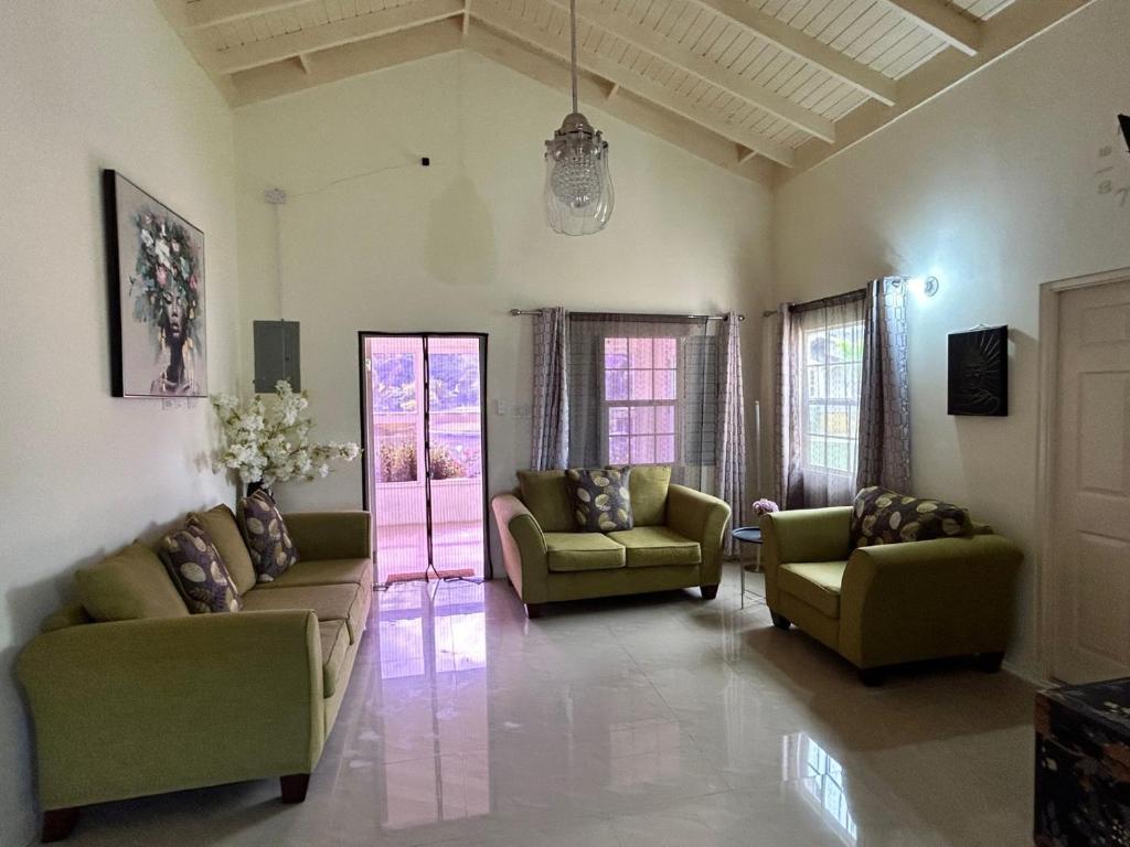 Chatéau Noir Drax Hall Country Club Gated Complex, Steer Town (tarifs ...