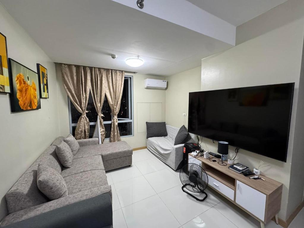 2BR-T31807 Sunshine100 Pool Billiard 70 inches TV Karaoke, Manila की ...