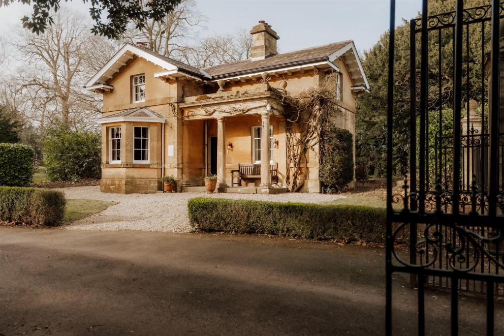 The Gate Lodge by Mint Stays, Biddlestone (updated prices 2026)