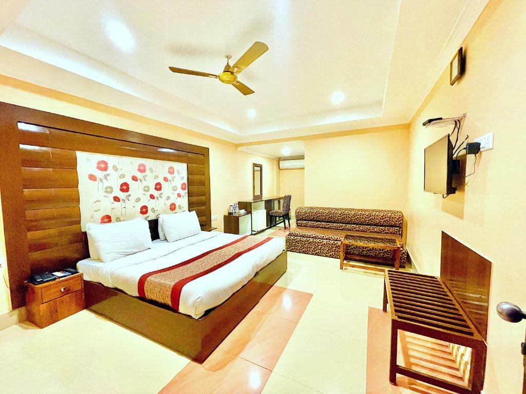 SIMLA HOTEL M A H A D E V A N near mall road and temple, Shimla ...