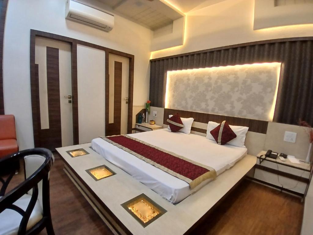 Hotel Tushar Palace ! near Janma Bhumi - Mathura ! Fully Air ...