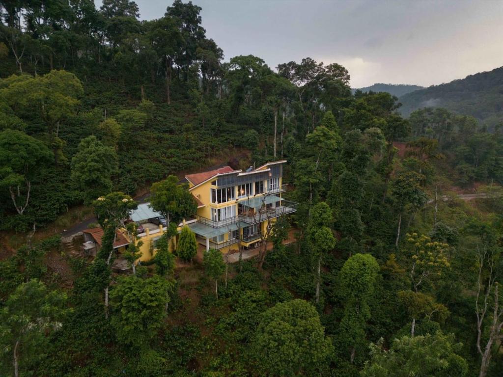 Whispering Waters - breathtaking vistas of hills!, Jambur (precios ...