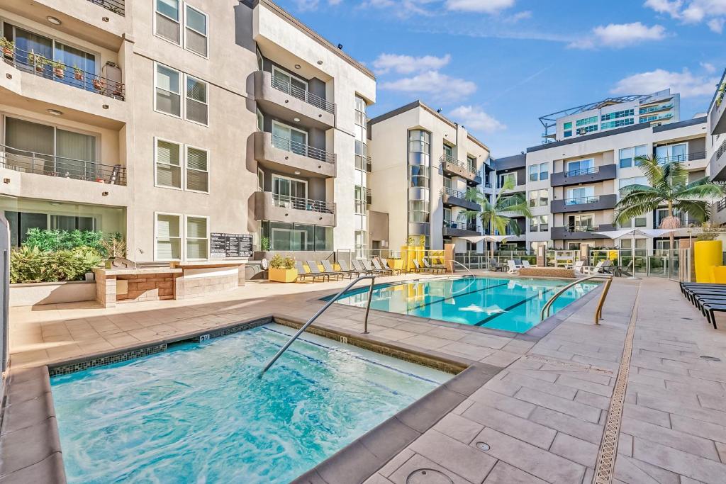 MDR Studio Apartment Luxury pool, gym, parking, jacuzzi., Los Angeles ...