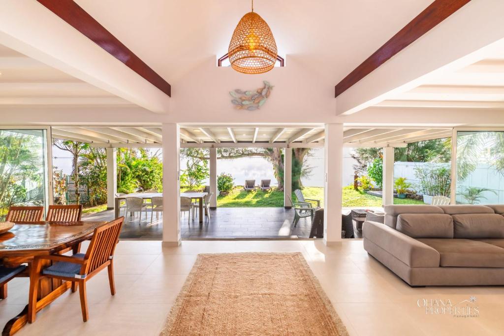 Villa Vanaki - Beachfront Villa 4BR w AC, Moorea (updated prices 2026)