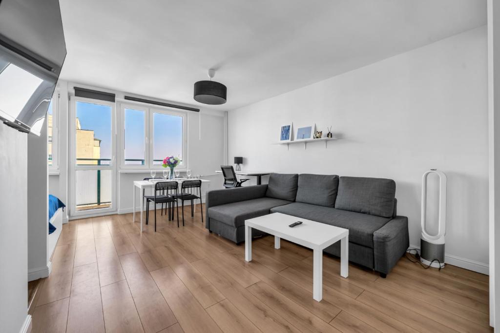 Mokotów Studio - 14th Floor, Balcony - by Rentujemy, Warsaw (updated ...