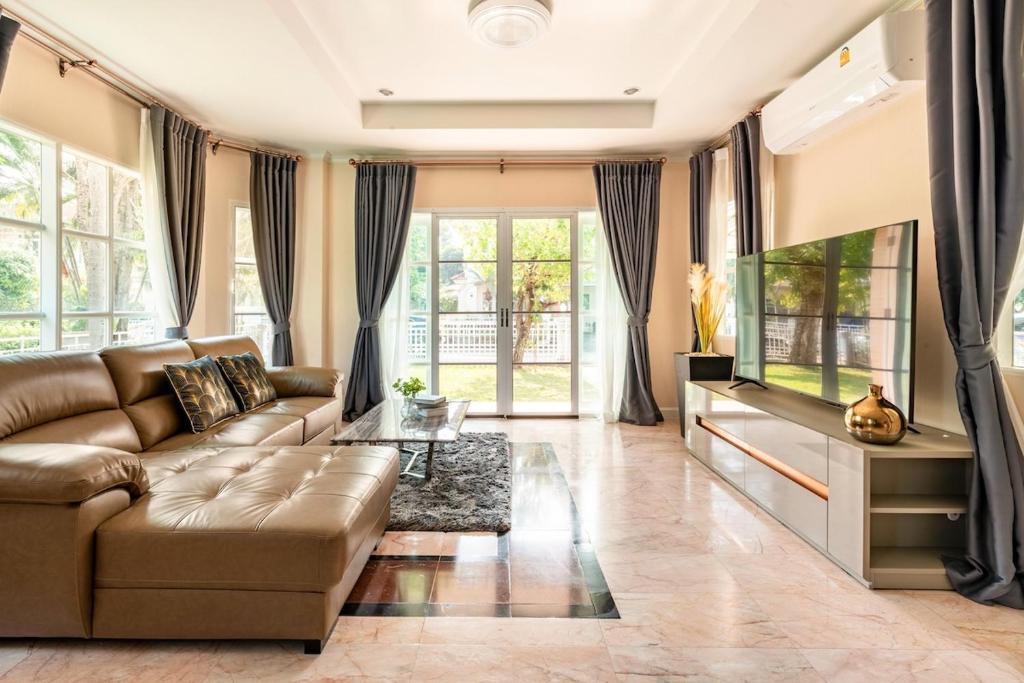 Top family house in peaceful area with lake view 3BR 15 mins to city ...