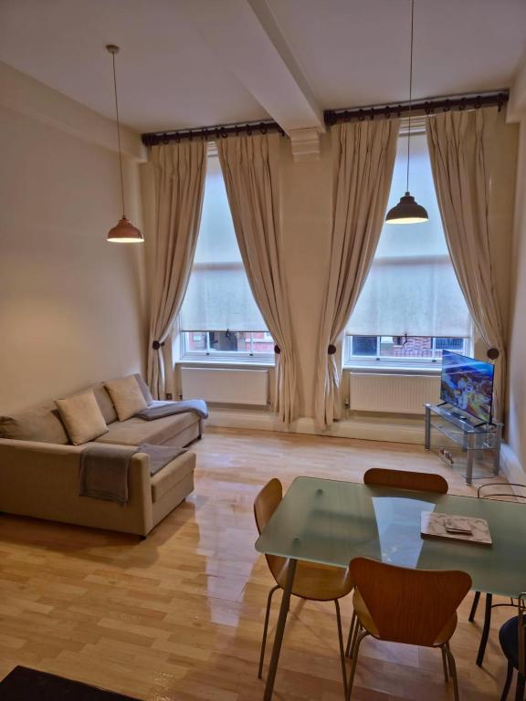 Hollowstone Place, Spacious 2 Bed, City Centre NG1, Sleeps 6,Free ...
