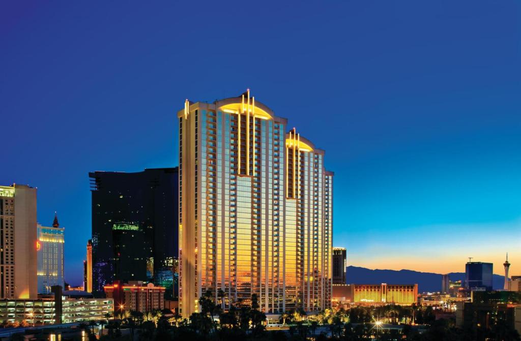 Signature- Balcony Strip View- High floor- NO parking fee, Las Vegas (updated prices 2025)