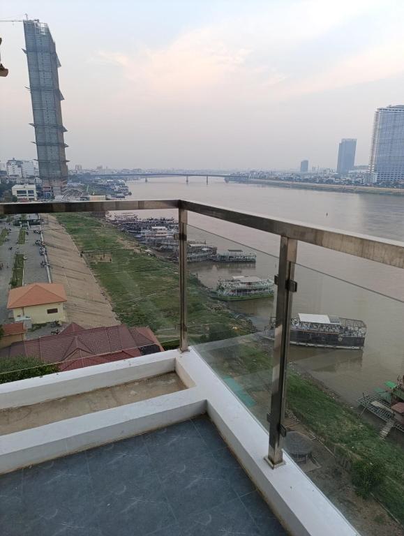 Balcony Riverside, 1 Bedroom, Phnom Penh (updated prices 2025)