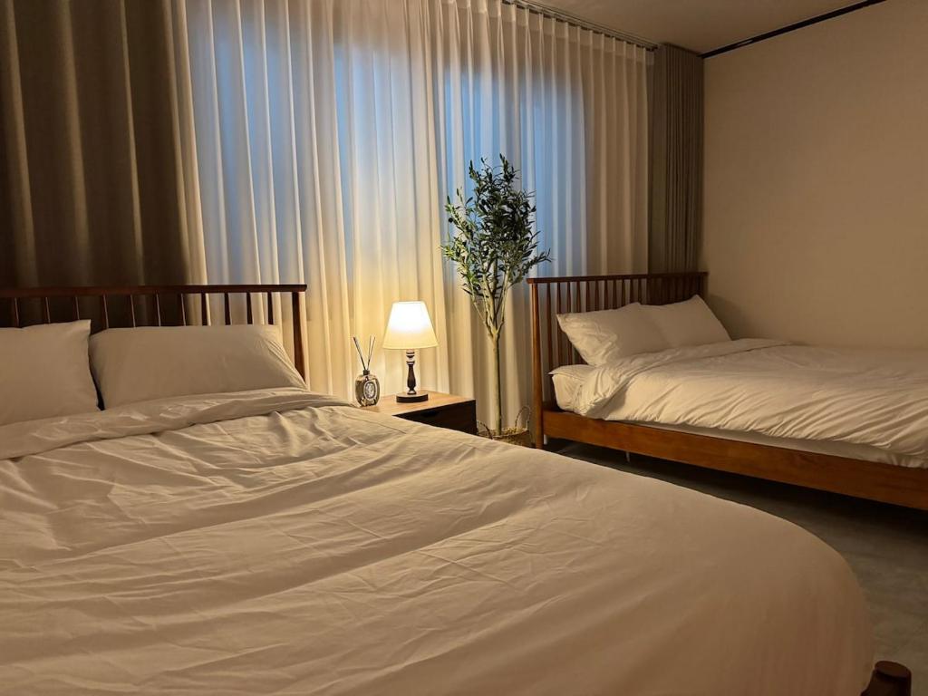 8-capacity # 3 rooms # 4 queen beds # 10 minutes on foot from Busan ...
