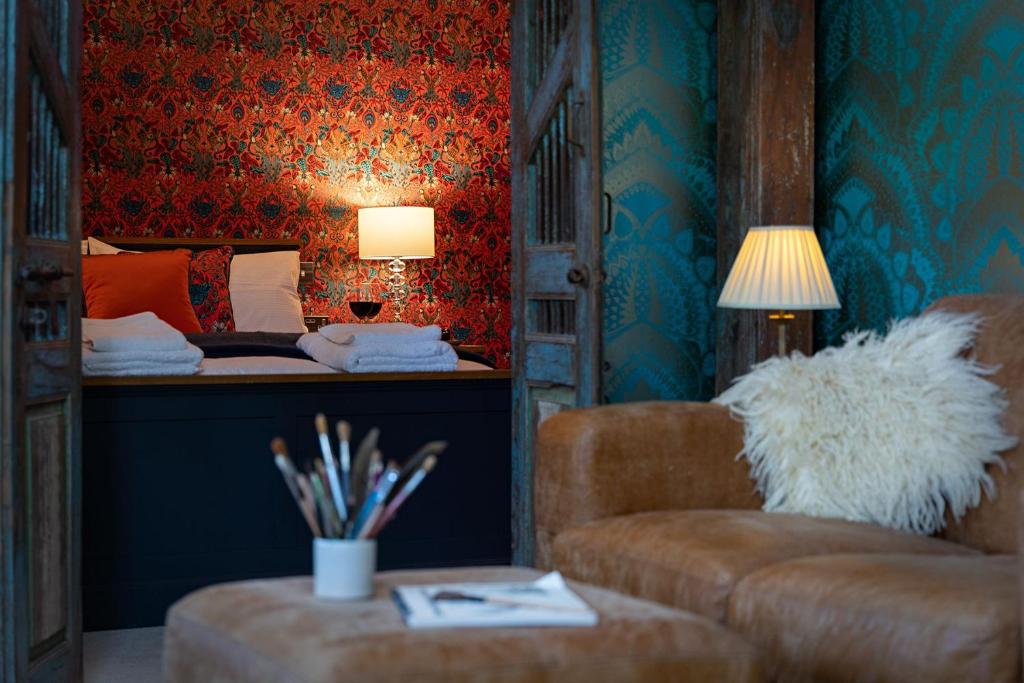 The Artist's Garret, Broadwoodkelly (updated prices 2025)