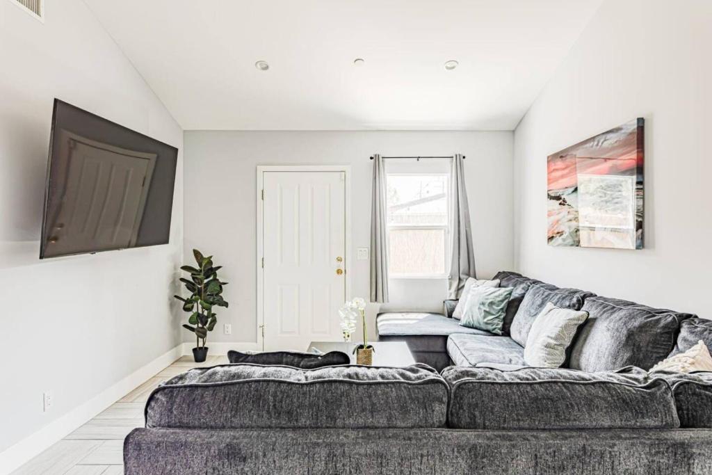 Sleek 6-BR Home in the Heart of LA - FUL1 - BRE, Los Angeles (updated ...