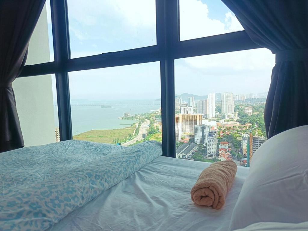 Infinity pool luxury apartment suites 3br 10 pax, George Town (preços ...