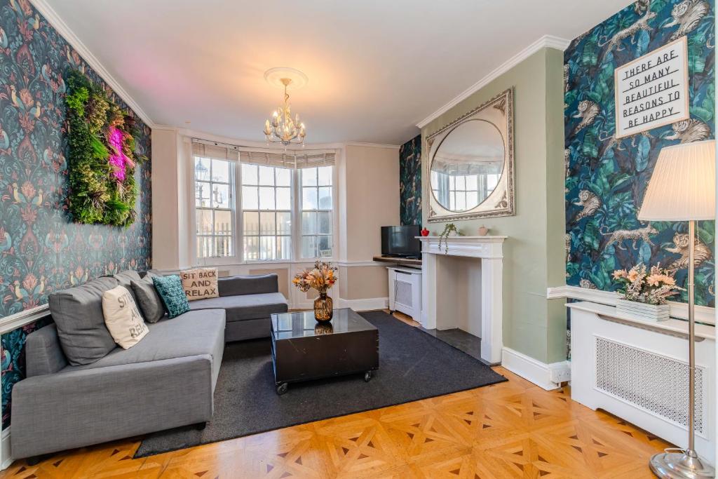 Perfect Big House Next to Brighton Beach Sleep 20, Brighton & Hove ...