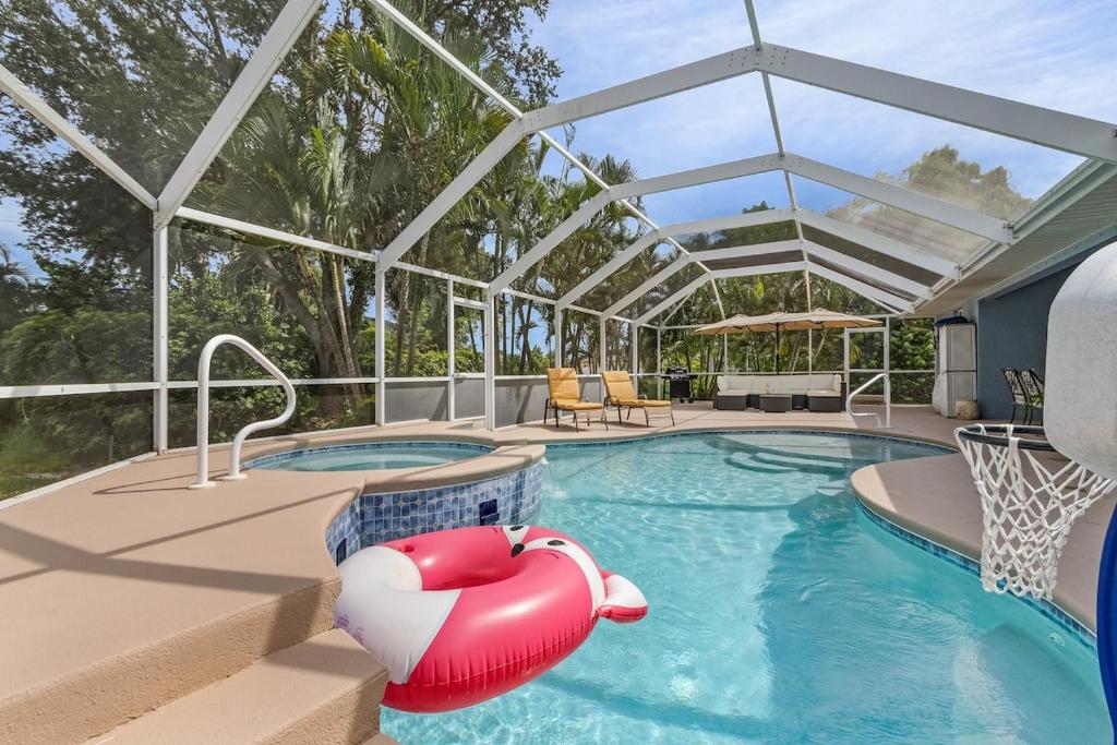 Private Pool Villa with Spa, Game Room and Golf Course View, Cape Coral (updated prices 2025)