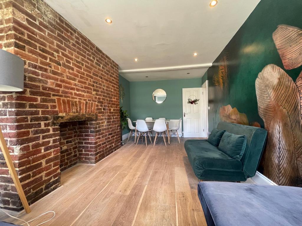 Beautiful 2 Bedroom Flat Next to Brighton Beach Sleep 6, Brighton ...