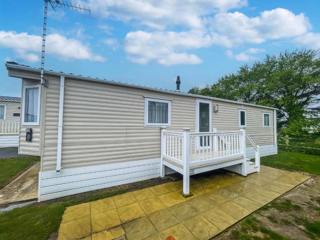 Lovely Caravan With Side Decking And Free Wi-Fi At Broadland Sands Ref ...