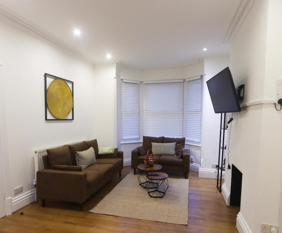 Modern 4-Bed Home Sleeps 8 Close to City Centre Parking Available - exc ...
