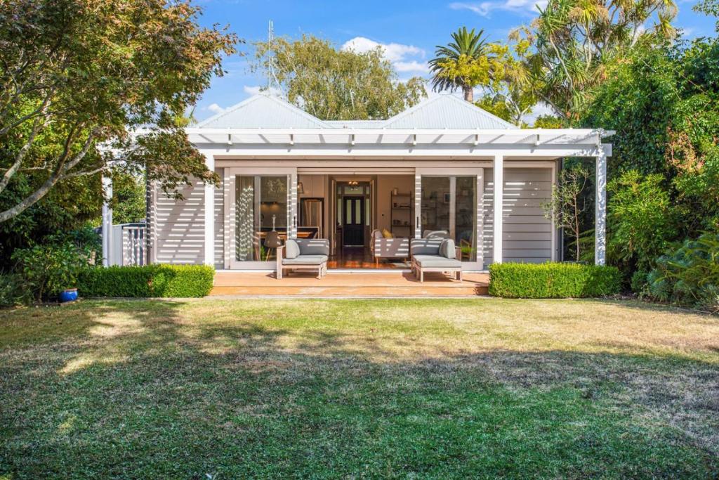 Solara Executive Villa with Air-Con and Backyard, Auckland ...