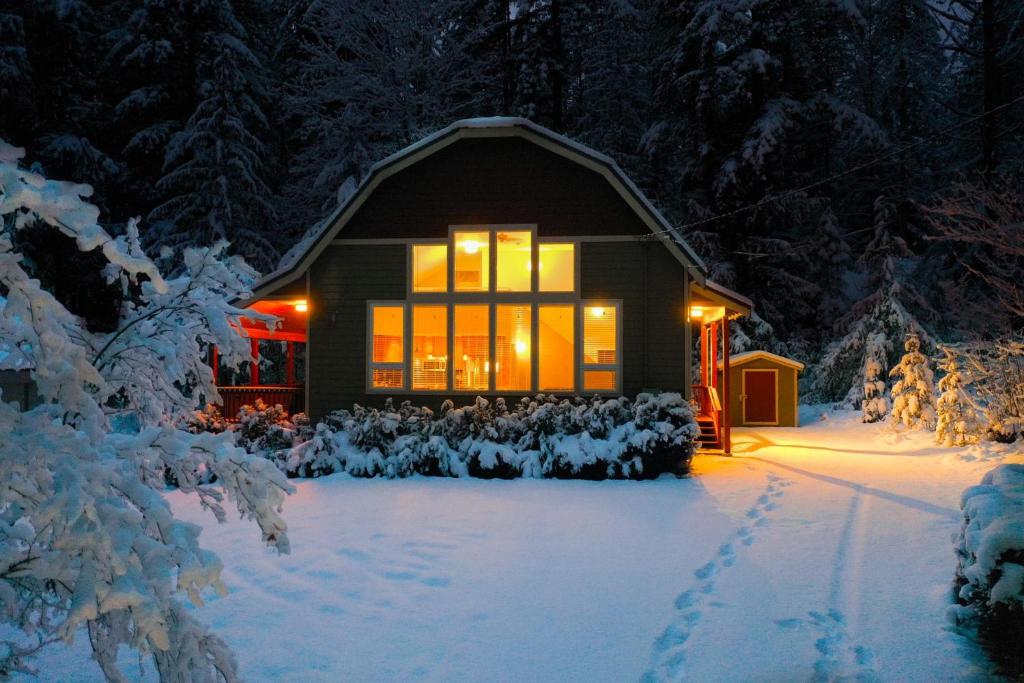 Glacier Springs Chalet, Glacier (updated prices 2026)