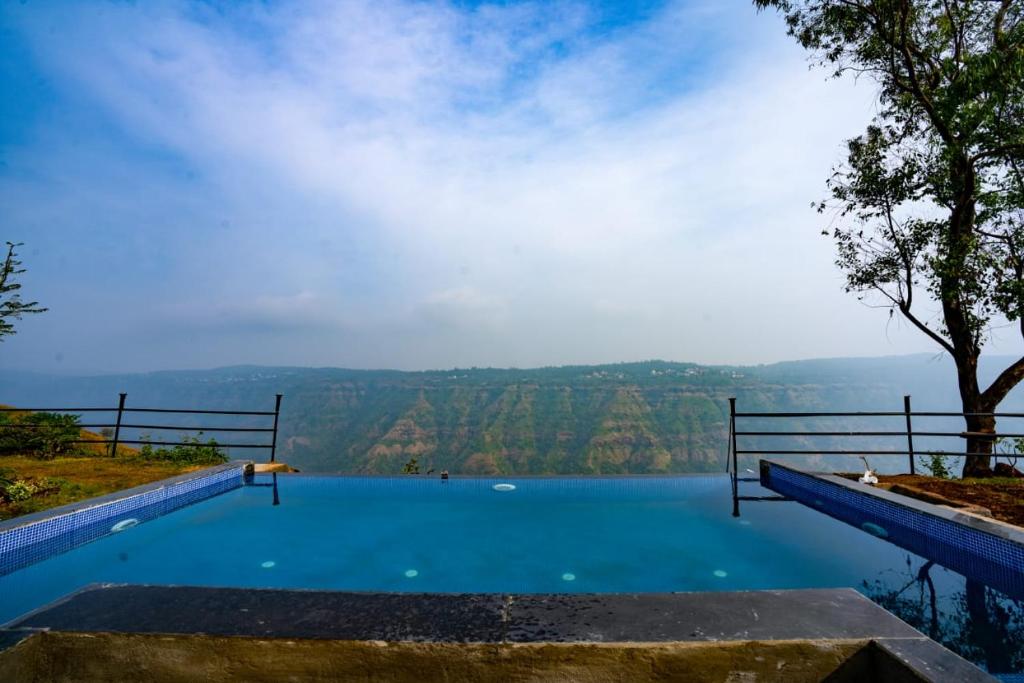 Lifeline Villas - Miracle Luxurious 3bhk Valley Edge Infinity Pool ...