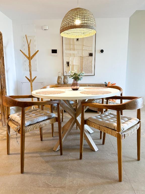 Hola sol!, Casares (updated prices 2026)