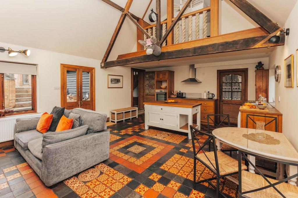 Aston Pottery, Medmenham (updated prices 2025)