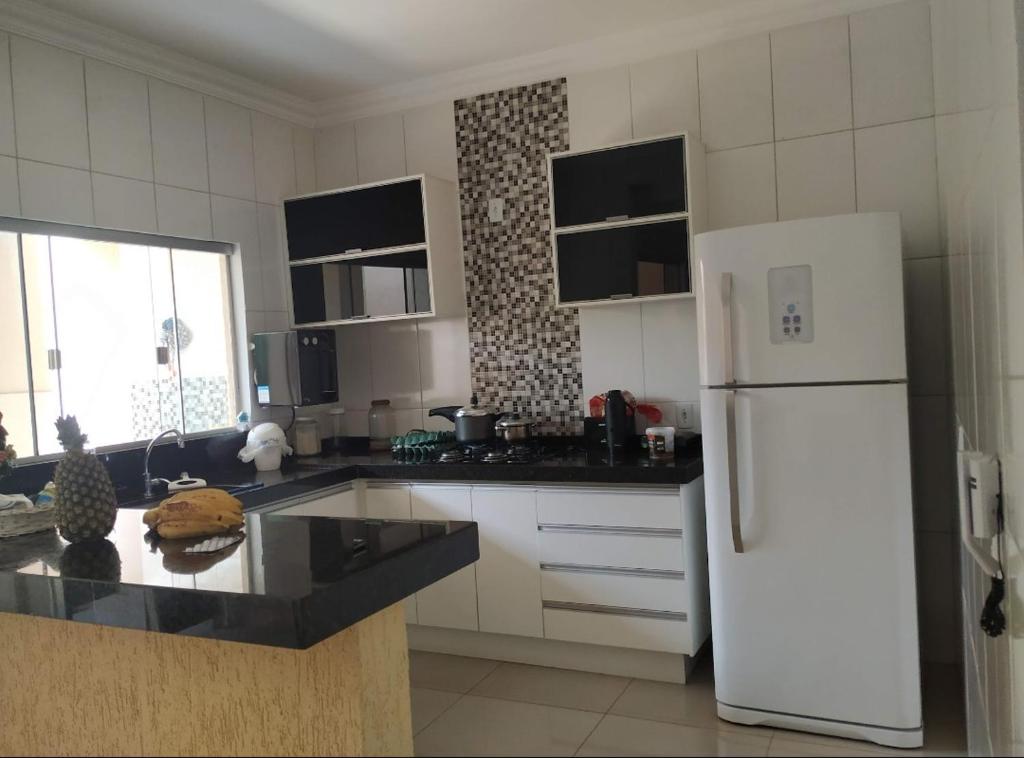 Aluga-se super sobrado novo próximo a UFG Campus Samambaia Goiânia ...