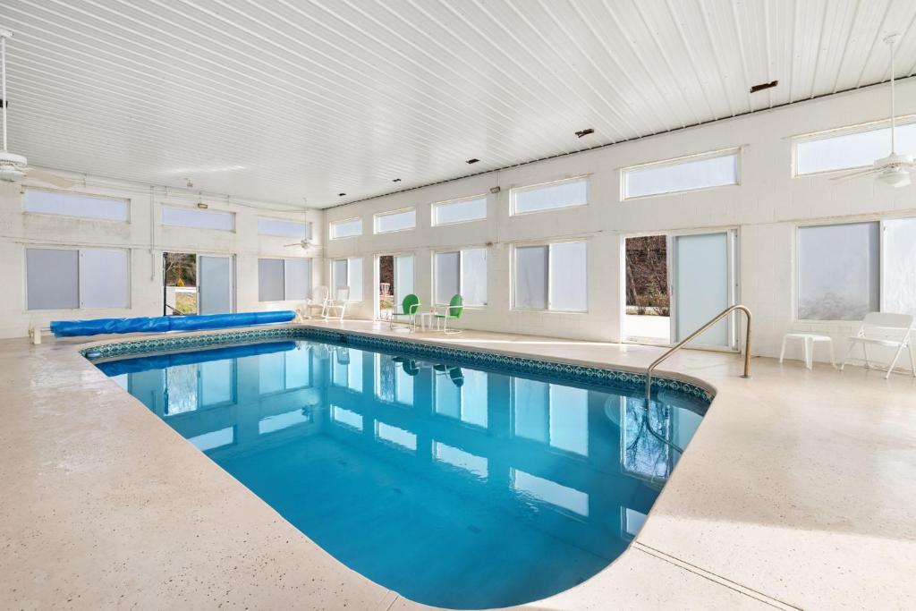 Adventure Awaits- Indoor pool & Pickle ball Court, Bentonville (updated ...