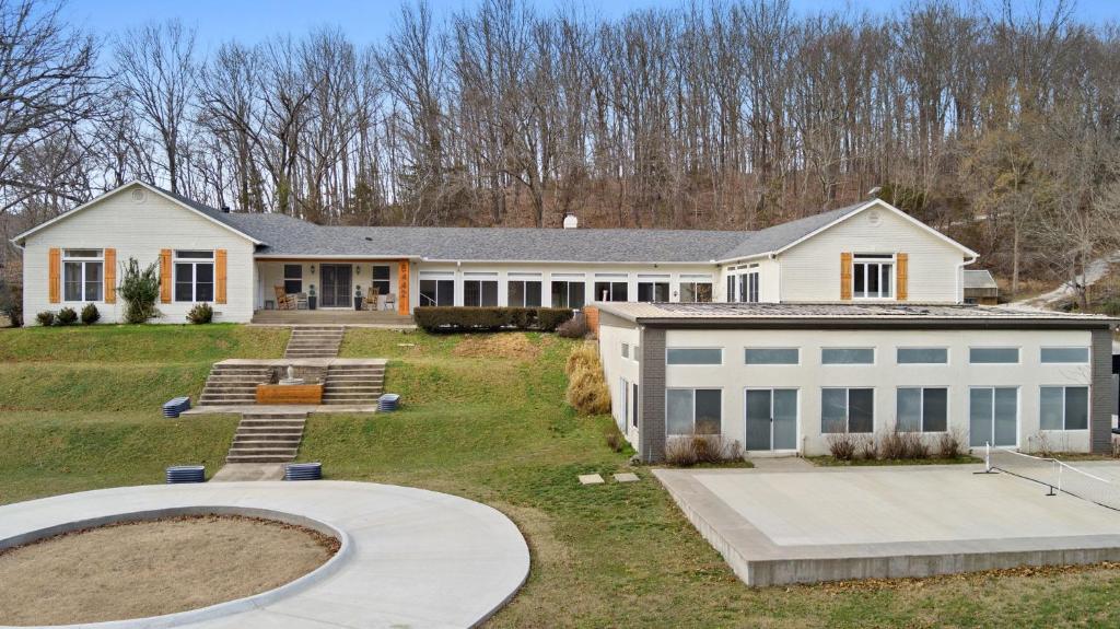 Adventure Awaits- Indoor pool & Pickle ball Court, Bentonville (updated ...
