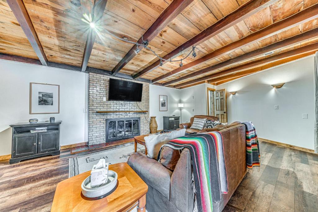 Walk to Midtown Ruidoso Modern-Rustic Cabin, Ruidoso (updated prices 2025)