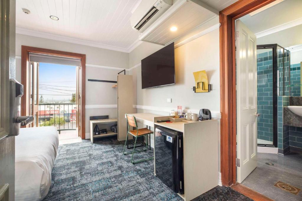 Nightcap at Manly Hotel, Brisbane (updated prices 2025)