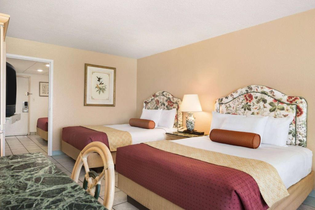 Days Inn by Wyndham Panama City Beach/Ocean Front, Panama City Beach ...