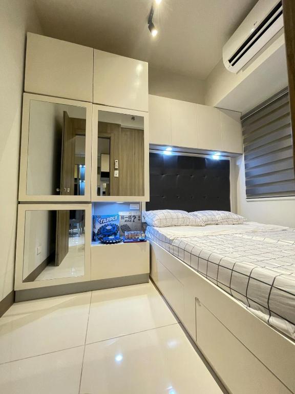 Happy Hideout V2 with Balcony, Manila (updated prices 2025)