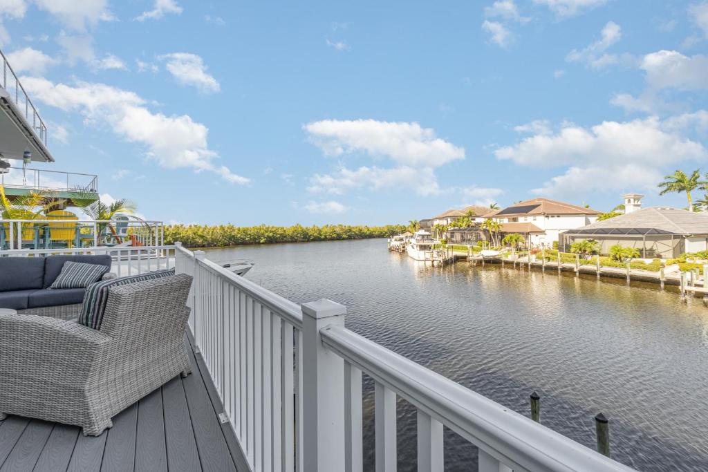 2 Story Lux Waterfront Living in Cape Harbour - Villa Funky Fish House ...