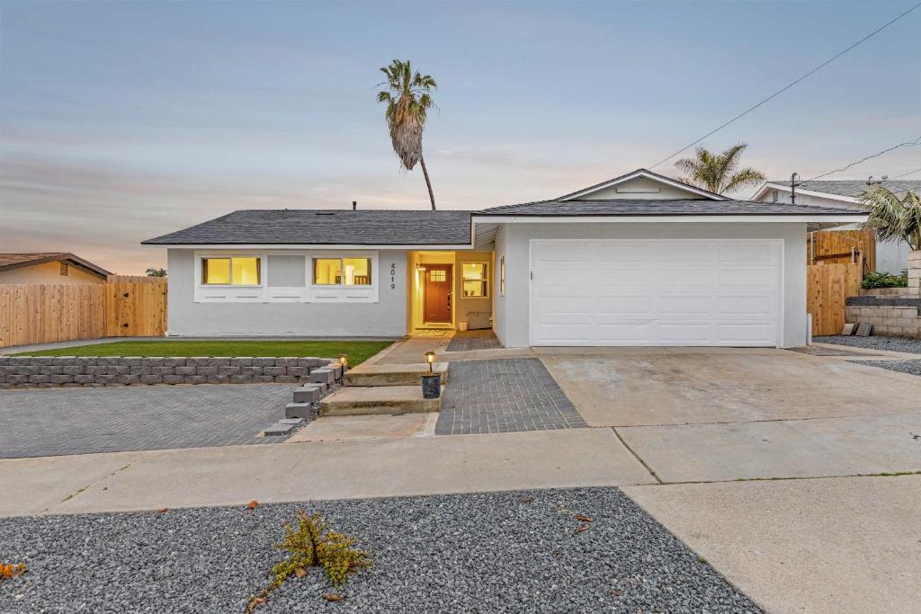 Charming Chill House with Jacuzzi, Oceanside (updated prices 2026)