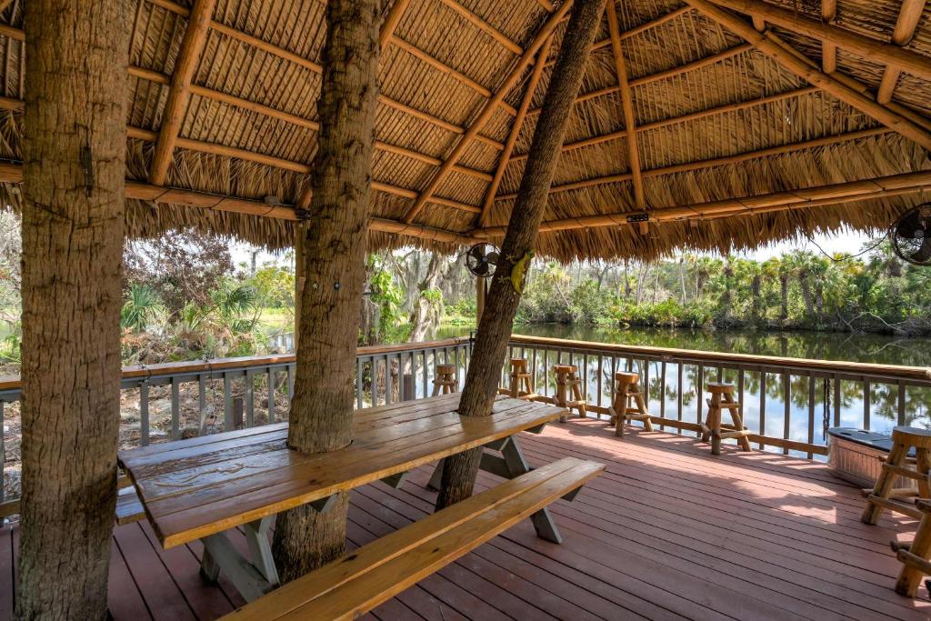 Riverside Luau Tiki Hut Fire Pit & Outdoor Fun, Bradenton (updated ...
